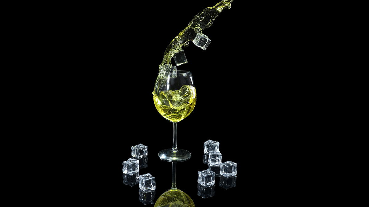 How To Chill Wine Fast On Hot Summer Days, According To A Winery Chef